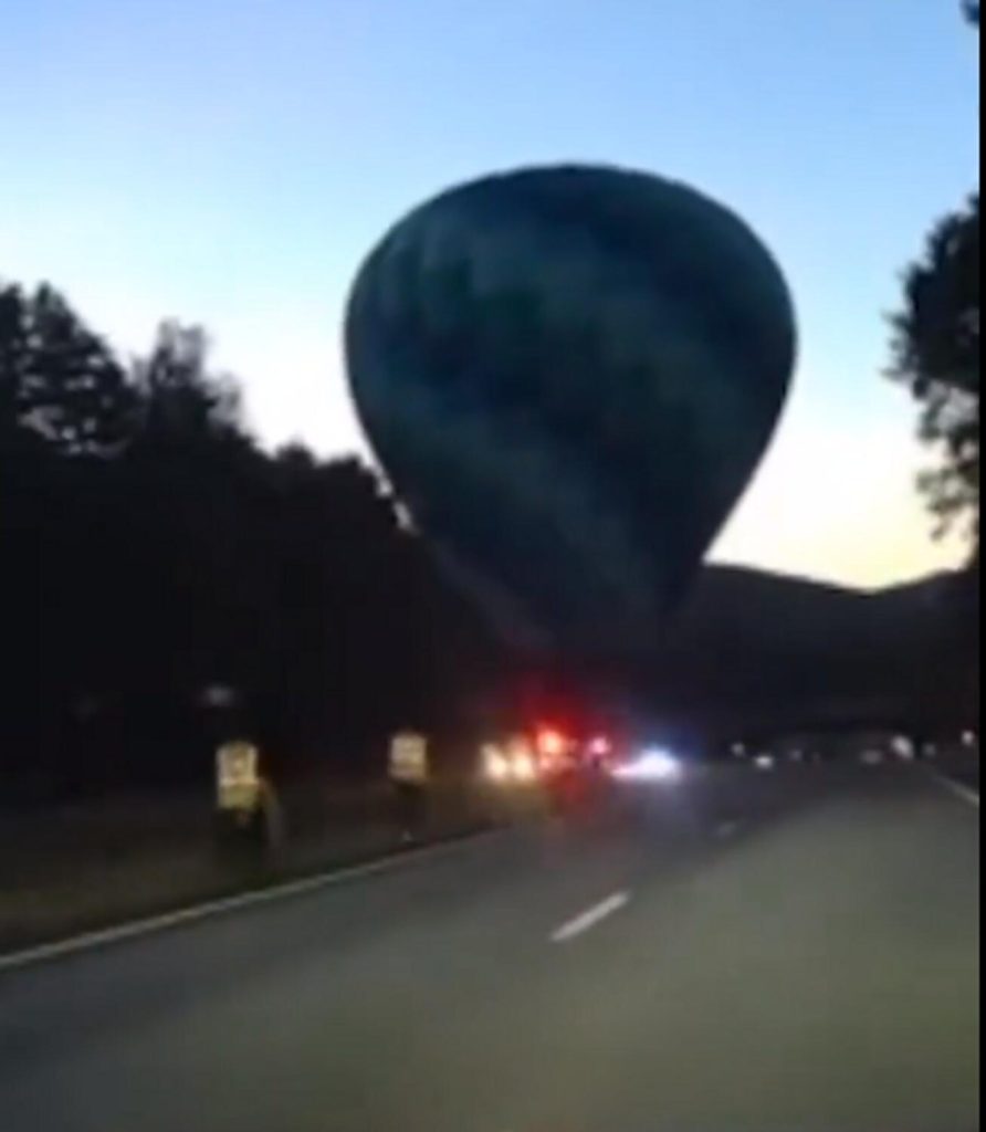 Video: Hot air balloon emergency lands on US highway - UAE Times